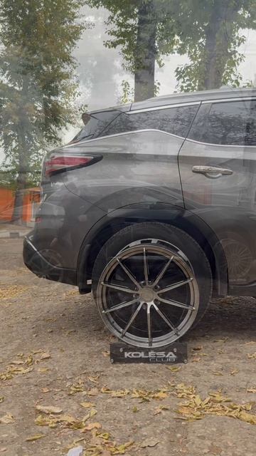 Nissan Murano на примерке дисков в 20-ом диаметре