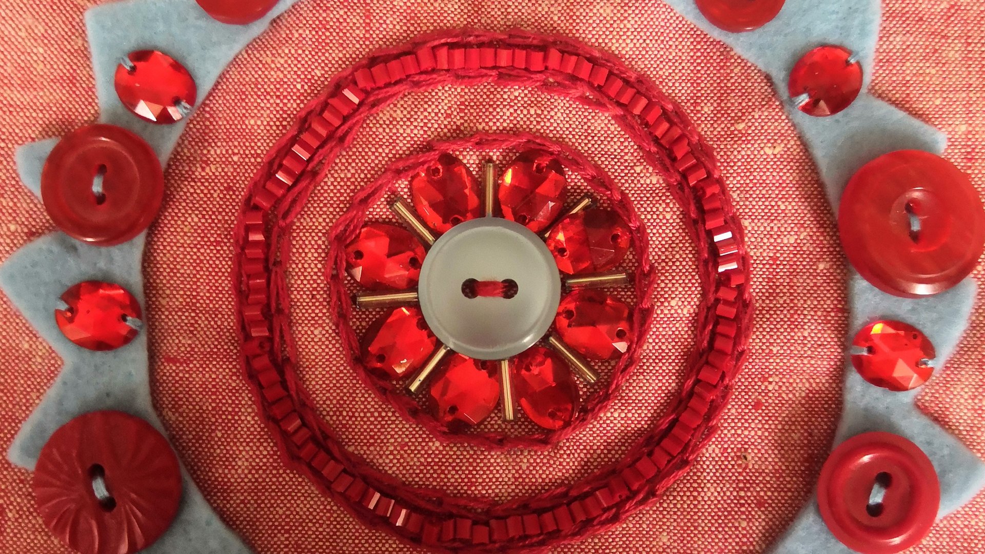 Мандала, вышивка, пуговицы, стразы #рукоделие #мандала #вышивка