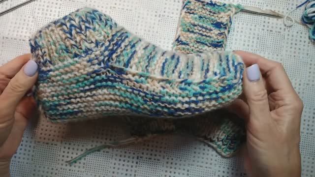 Тапочки следочки спицами/ просто и быстро/вяжем вместе.