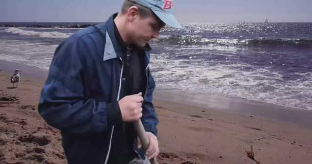 Море. Как правильно копать песок на пляже.