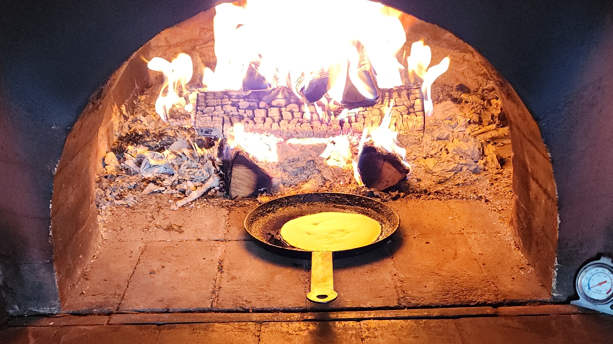 Пеку в печи постные блины и варю борщ.