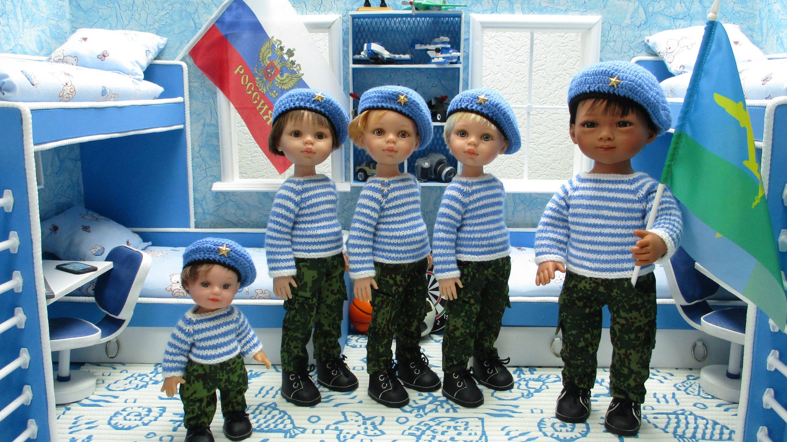 Расплескалась синева.