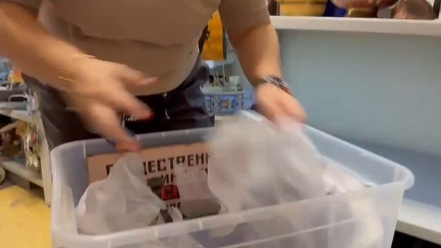 Мария разбирает антик на Соколе