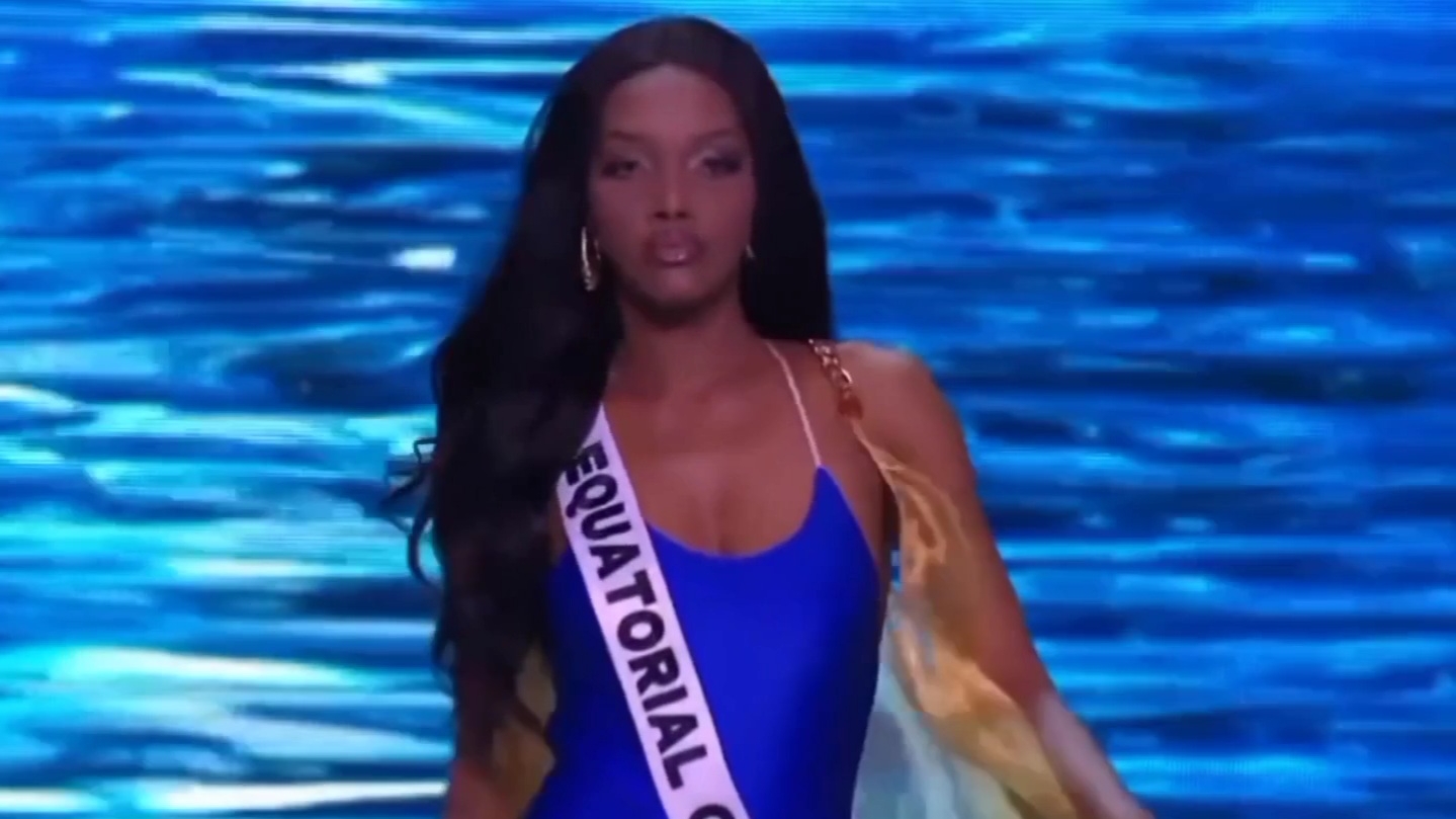 Экваториальная Гвинея Мисс Вселенная 2024 (73) Дефиле в купальнике Equatorial Guineas Diana Mouhafo