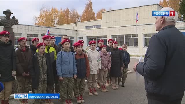 ВЕТЕРАНЫ ФЛОТА ПОДНЯЛИ АЛЫЕ ПАРУСА ВО ДВОРЕ ГИМНАЗИИ ИМЕНИ АЛЕКСАНДРА ГРИНА