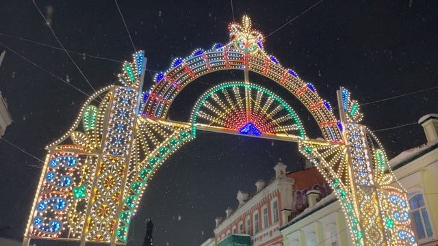 Праздничный променад на пешеходной улице | Световые арки и тоннель из света