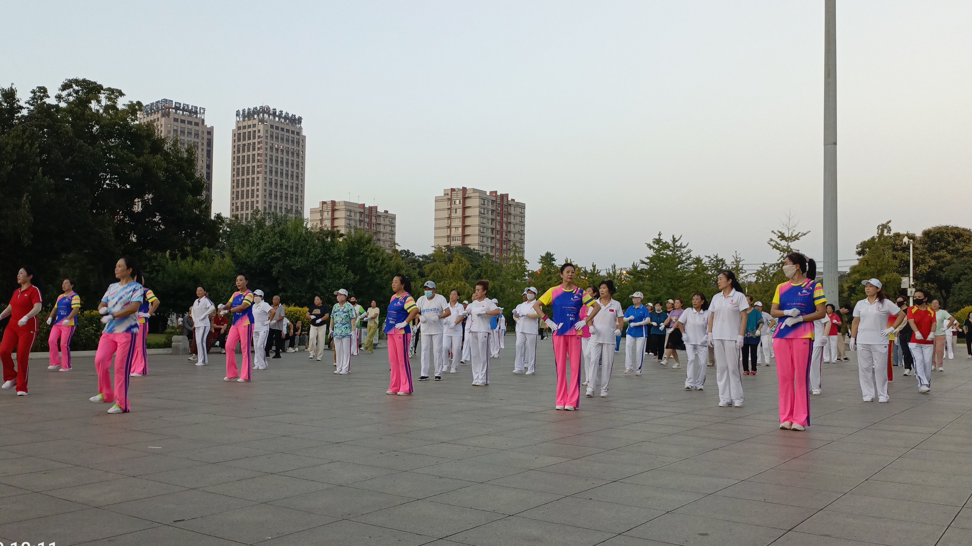 Инкоу/Байюцуань, вечерние танцы/зарядка