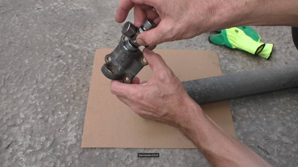 Замена задней крестовины карданного вала на Nissan Qashqai 2,0 4WD Ниссан Кашкай 2008 года