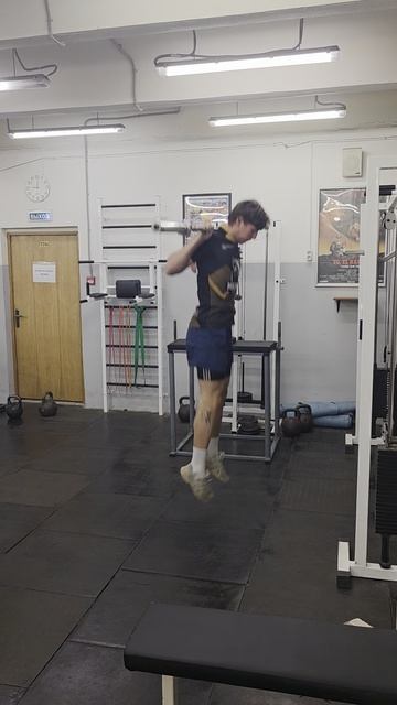 "Взрывное" выпрыгивание с грифом