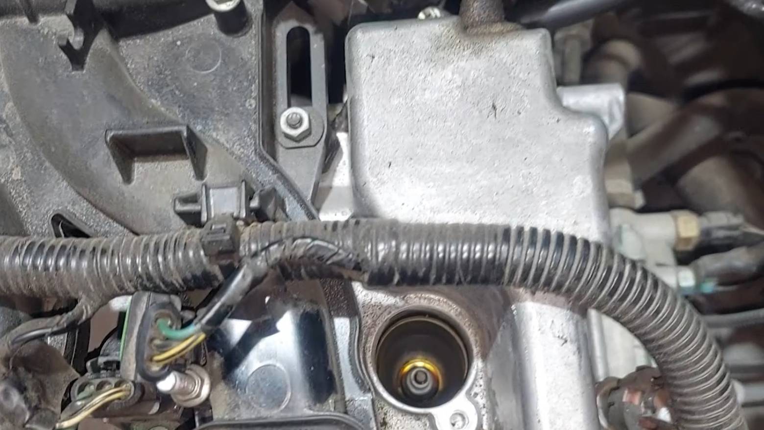 Лада Гранта Кросс. Проверяем наличие масла в 4 свечном колодце