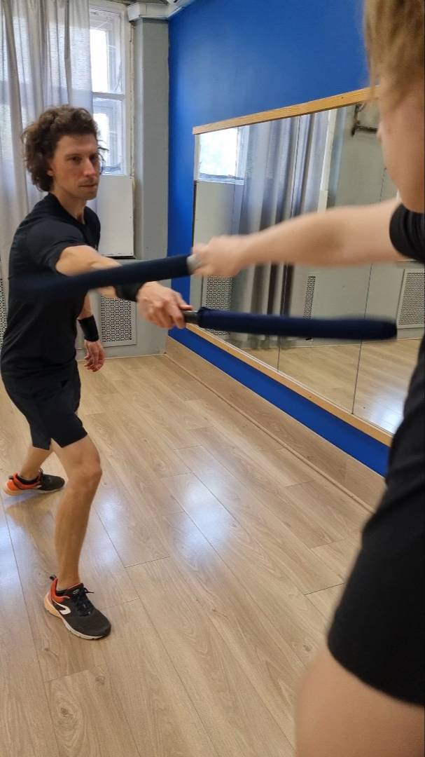 Защита японским мечом вакидзаси кэси вадза с ответом отоси ути котэ по руке в Katana Club