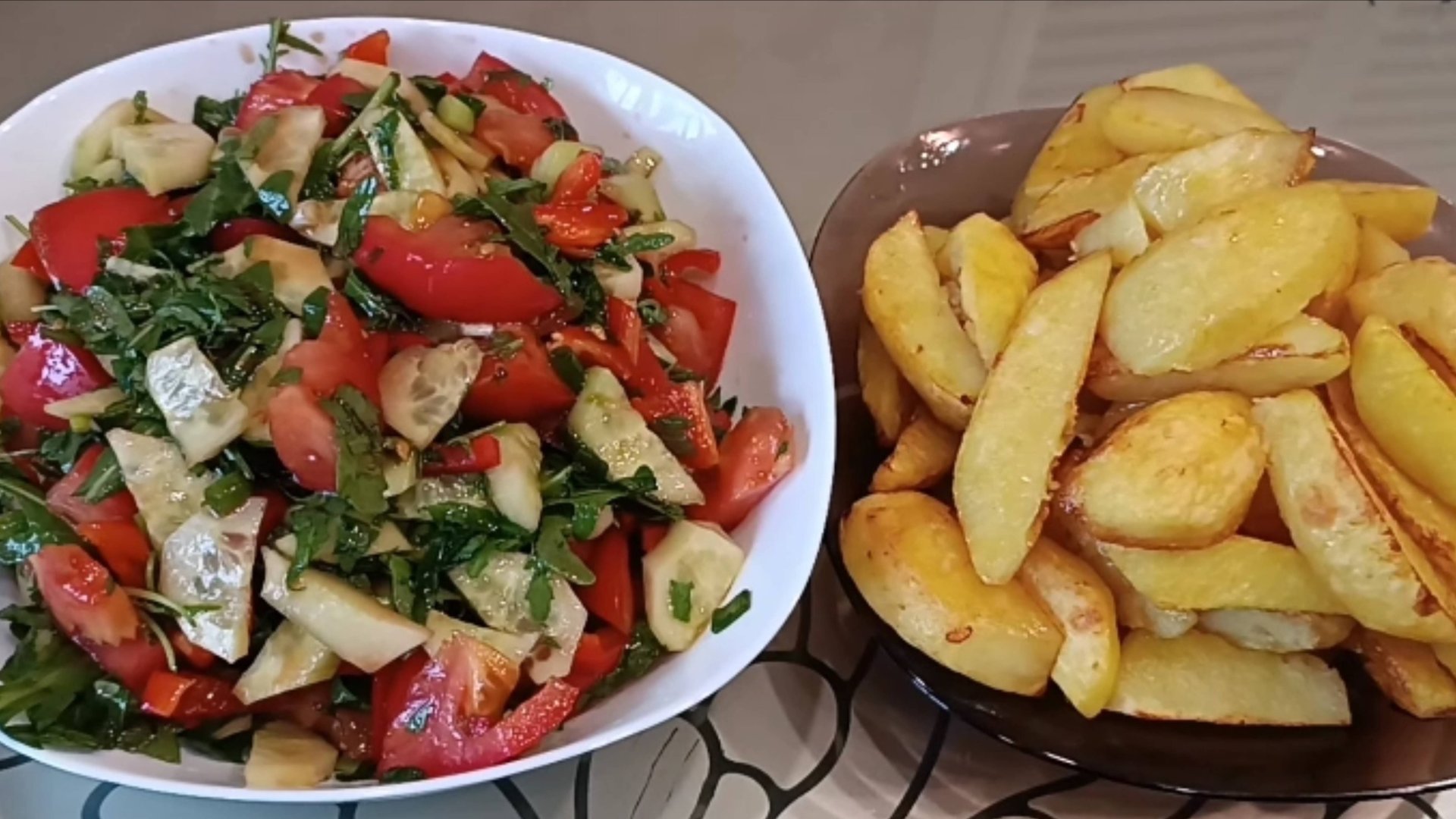 Запечённая картошечка с овощным салатиком