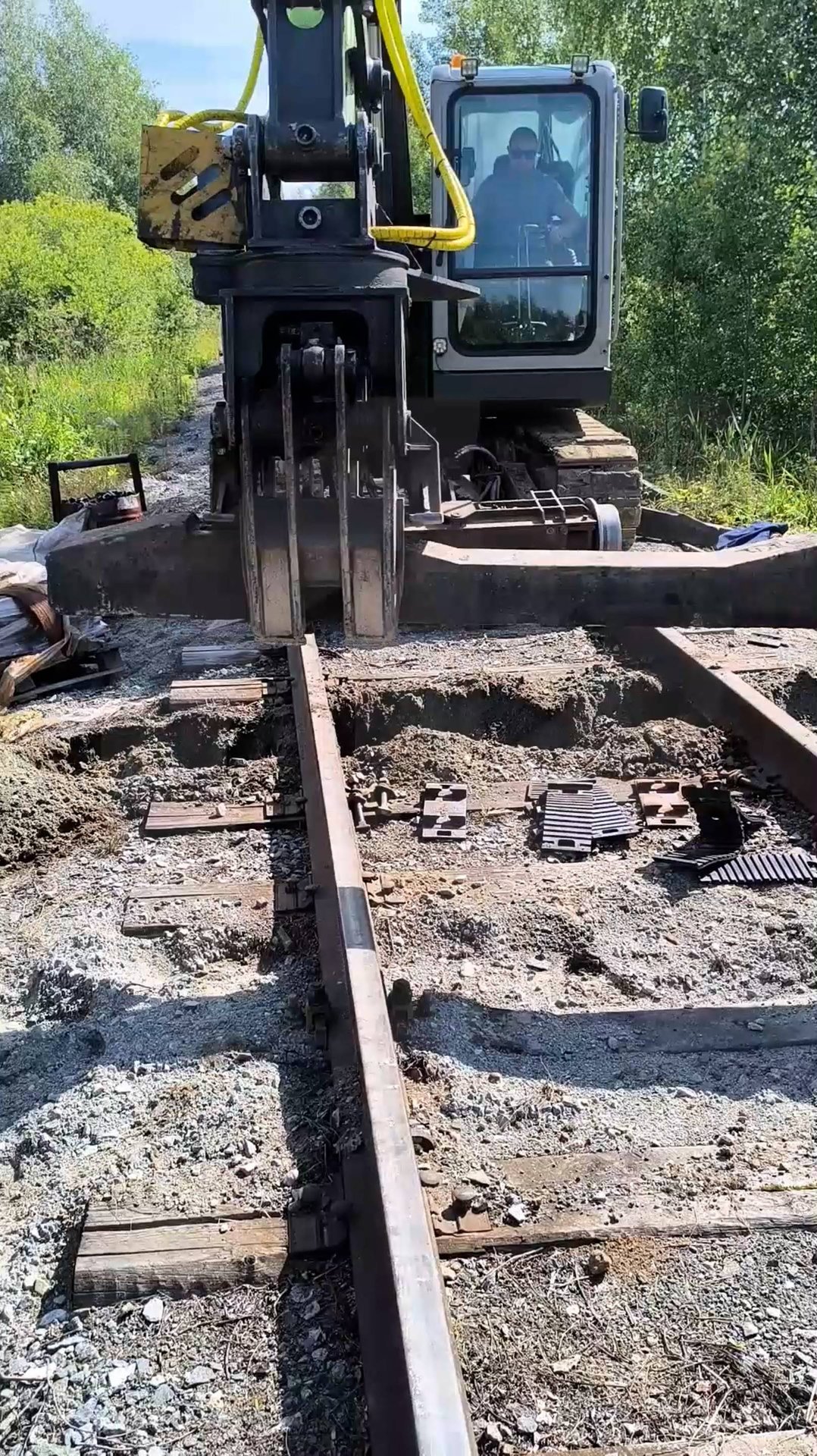 Замена шпал экскаватором