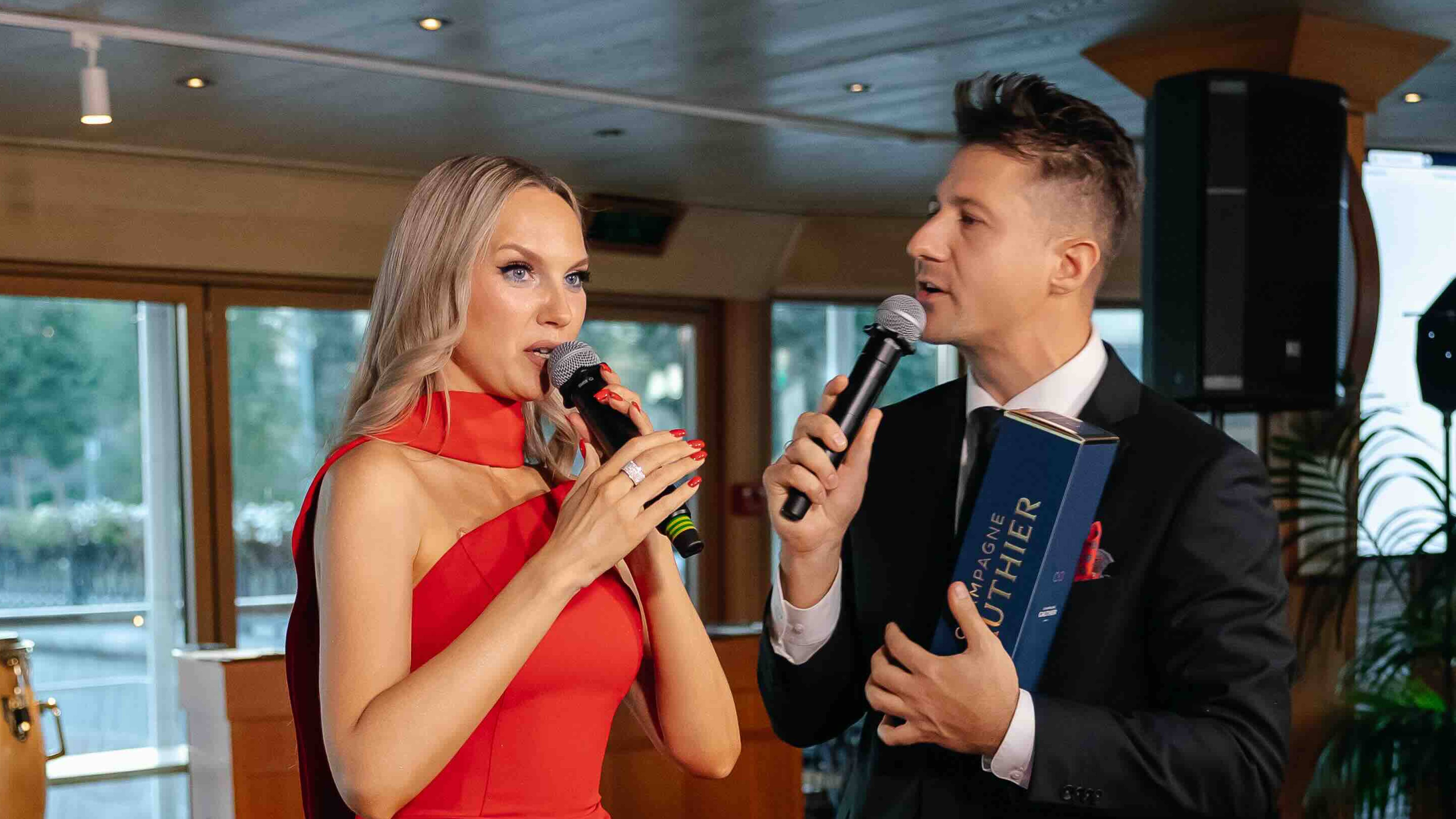 Дуэт с ведущей