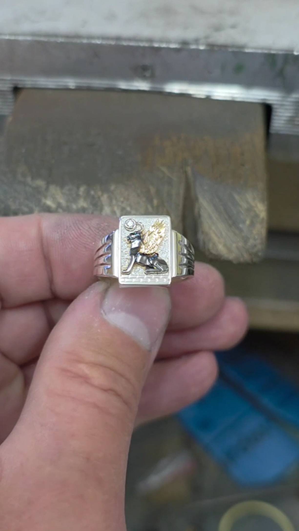 Золотой перстень с грифоном и бриллиантом