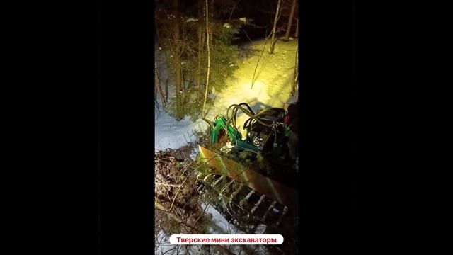 Вездеход Енот-69 с мини экскаваторной установкой А23М 01. Копание в лесу.