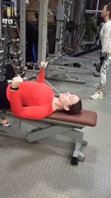 Жим лежа с гантелями