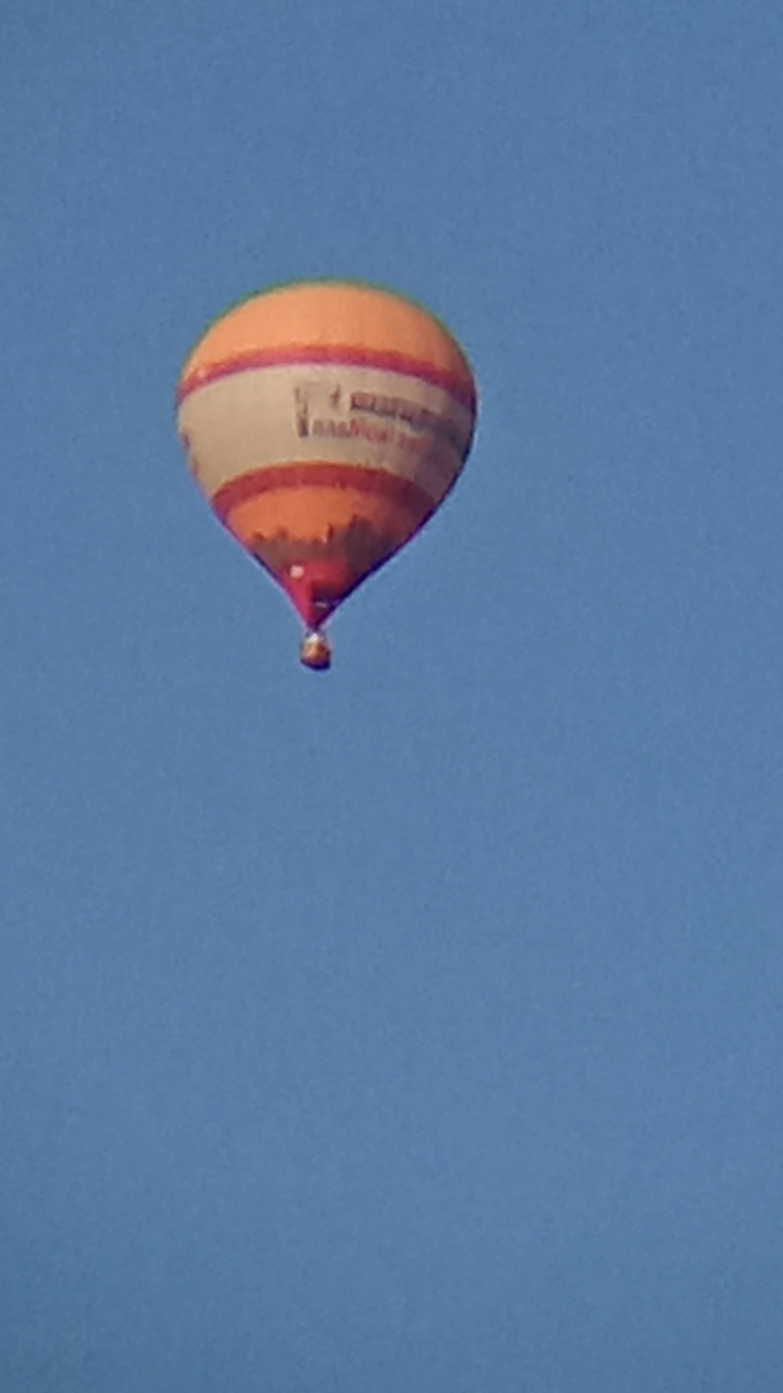 Шары в небе над городом У.