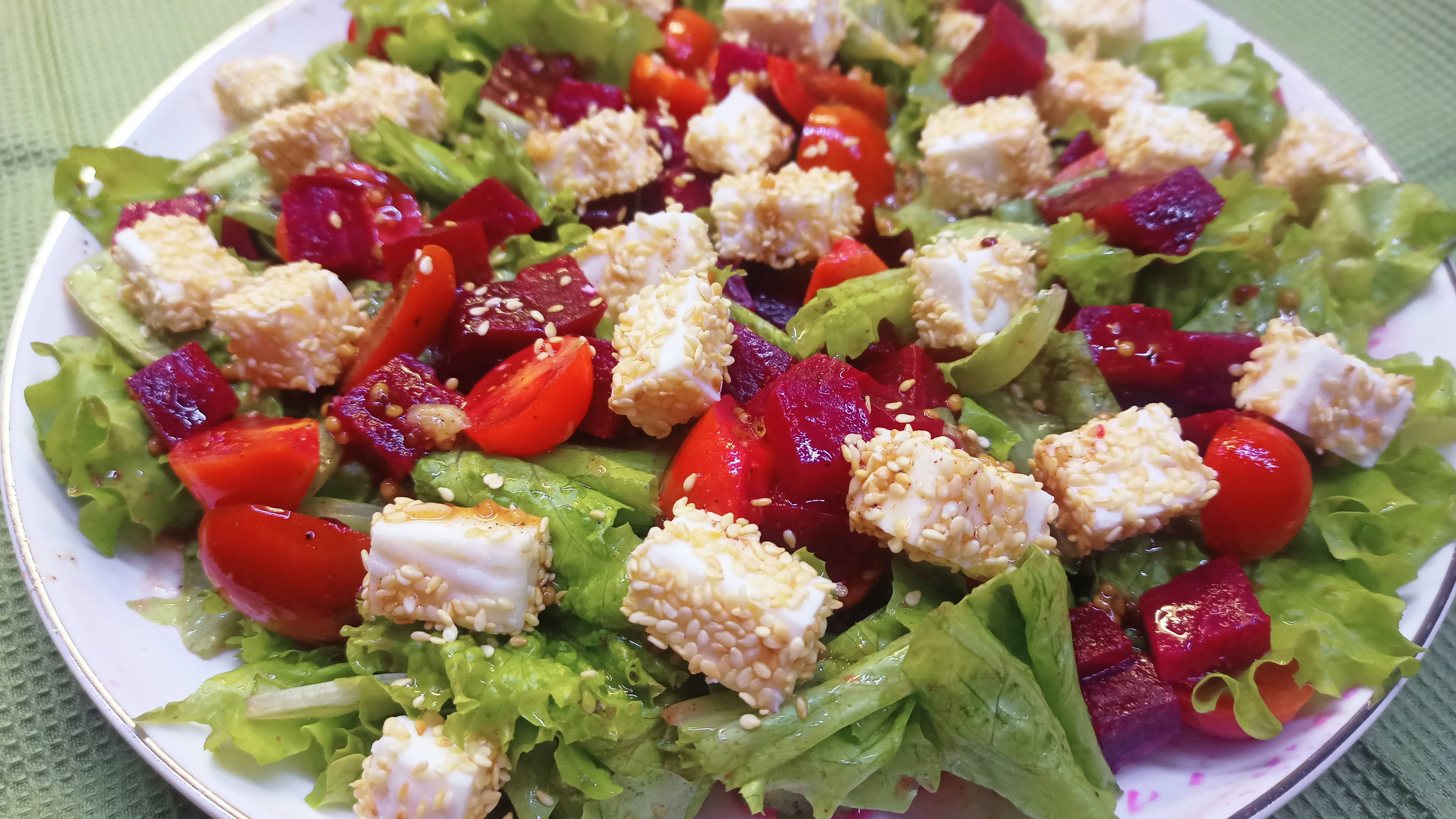 Салат со  Свеклой и Фетой : Яркий Вкус и Польза в Одной Тарелке.