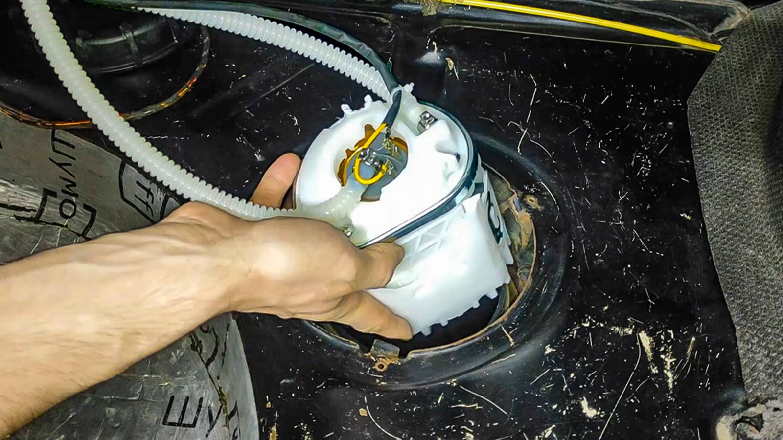 Замена топливного насоса! Теперь всё как положено | Golf 3