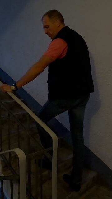 Как правильно ходить по ступенькам. (Полное видео уже на канале)