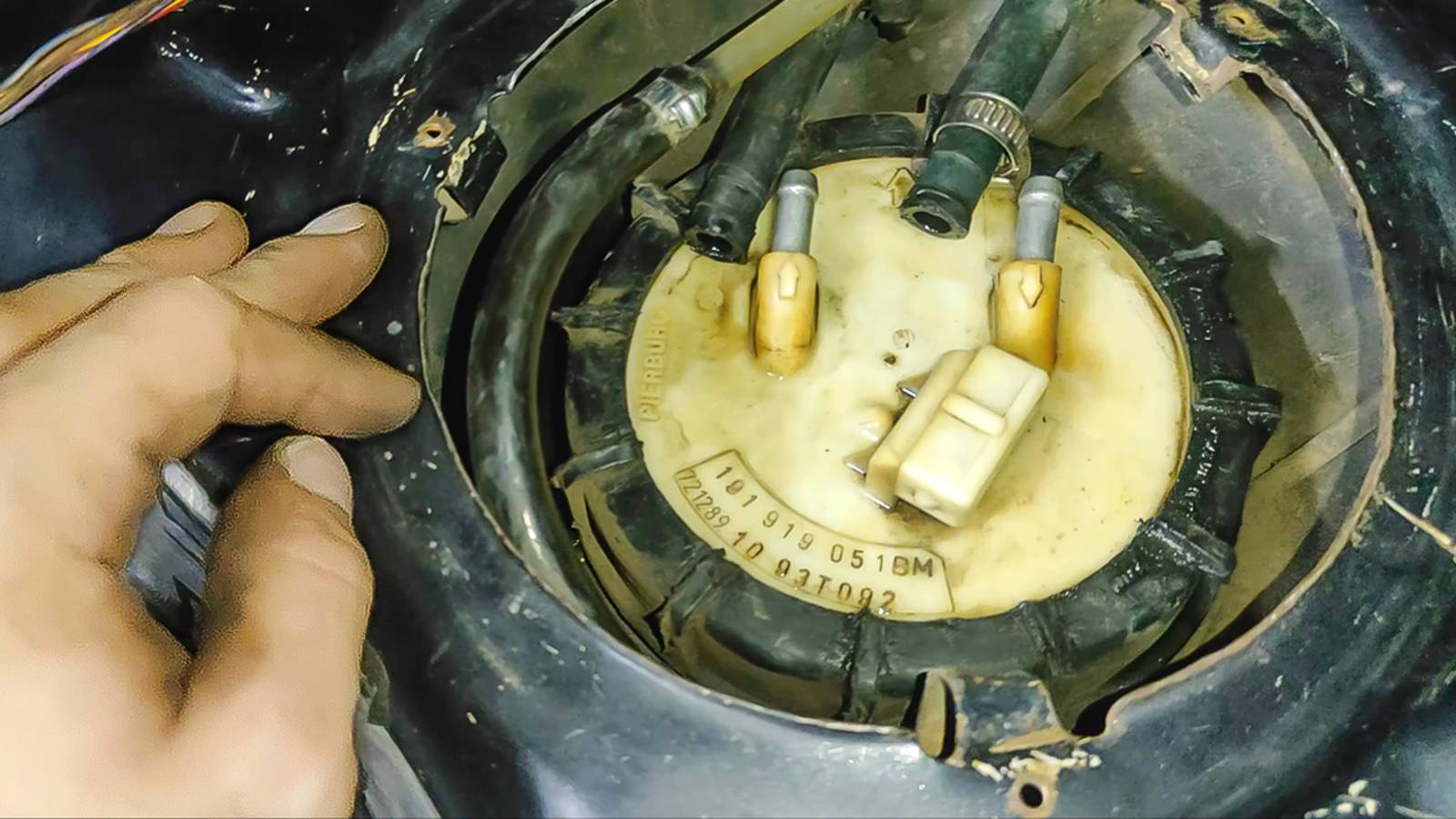 Как заменить уплотнитель и гайку топливного насоса? | Golf 3