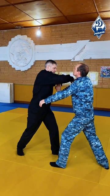 УРОК №25 🤼  Освобождение от захвата спереди без рук