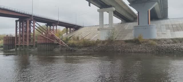 12 октября вода на реке Северский Донец.Видно по опорам уровень воды.Отмечаем день рождения.