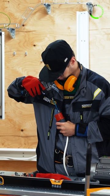 Электромонтажник