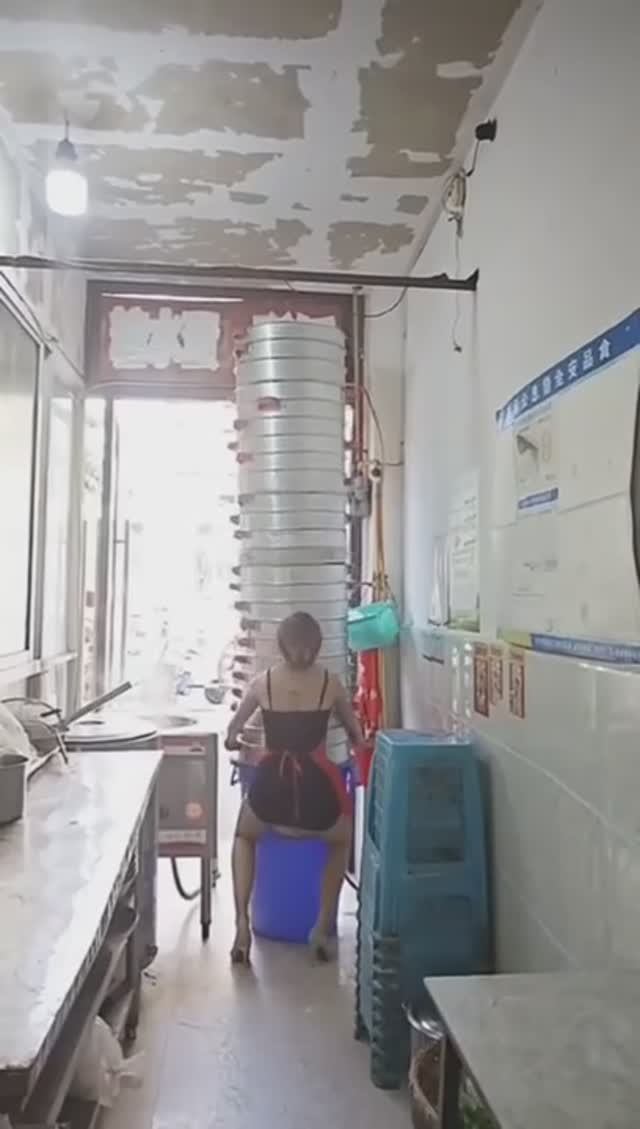 Есть девушка в китайском селении.