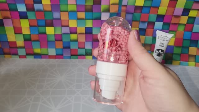 Мои запасы - праймеры, тональные кремы, консилеры. Выбираем тональный.