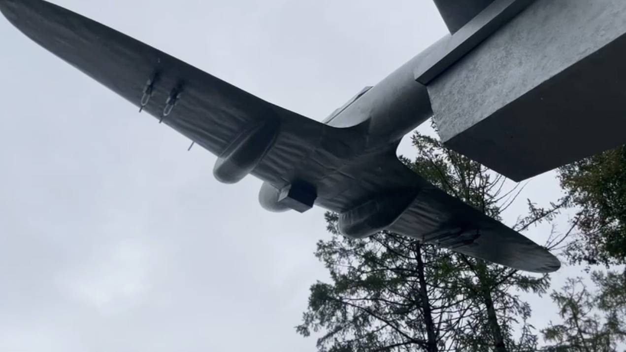 Памятник боевому самолету ИЛ 2  в нашем парке