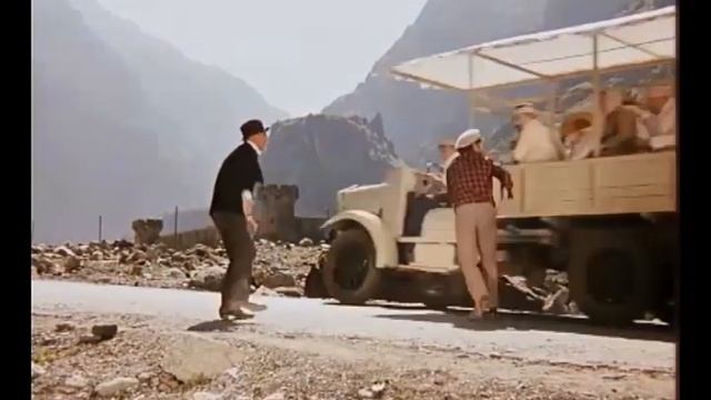 Сейчас Работники пляшут перед людьми за копейки😃  12 стульев