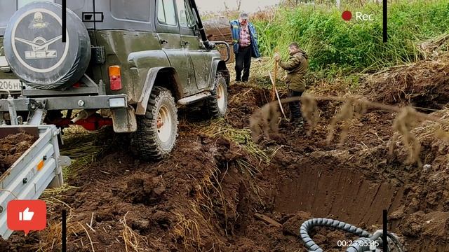 Мини экскаватор А23М  добывает землю =)