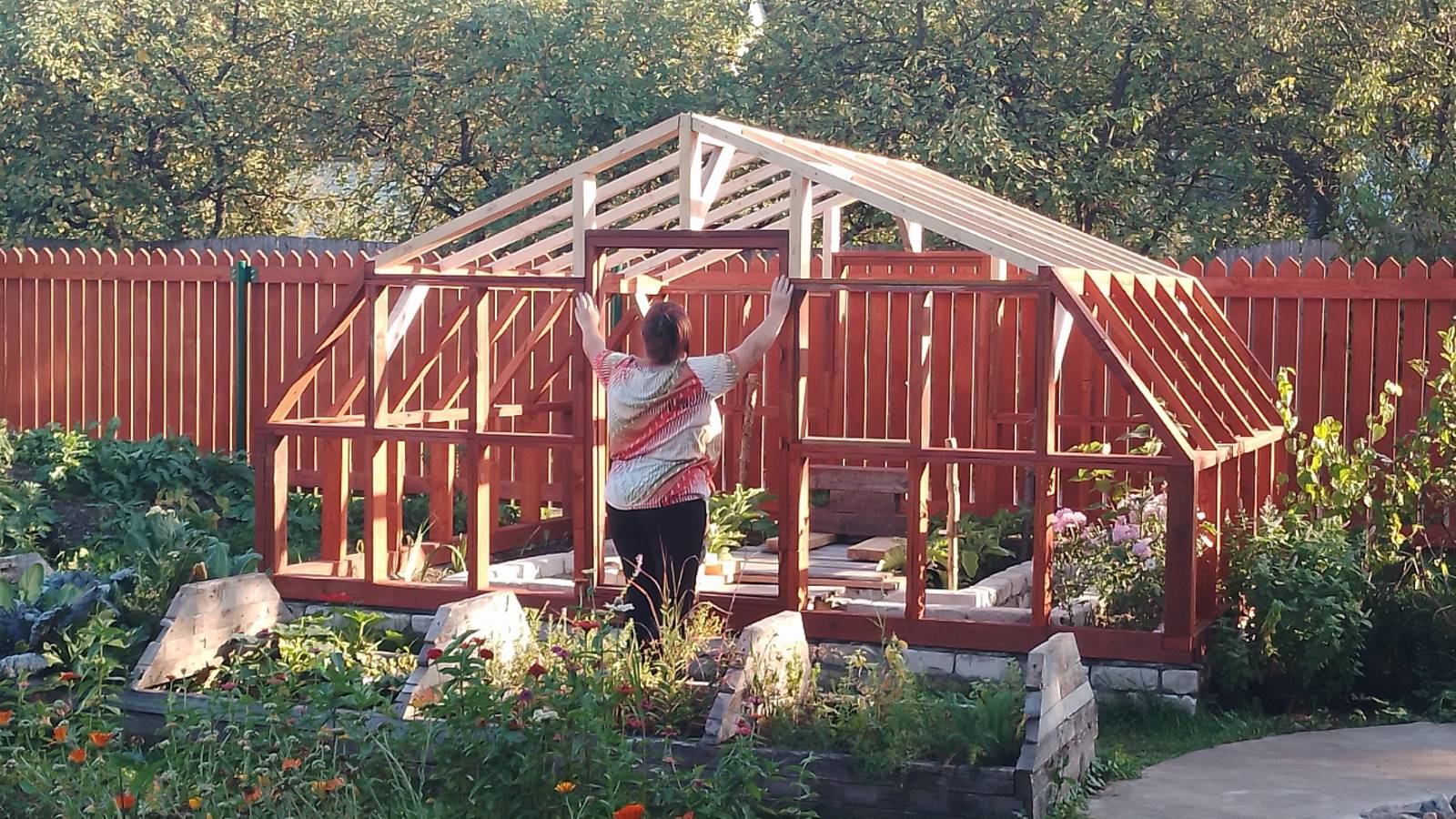 Теплица женскими руками