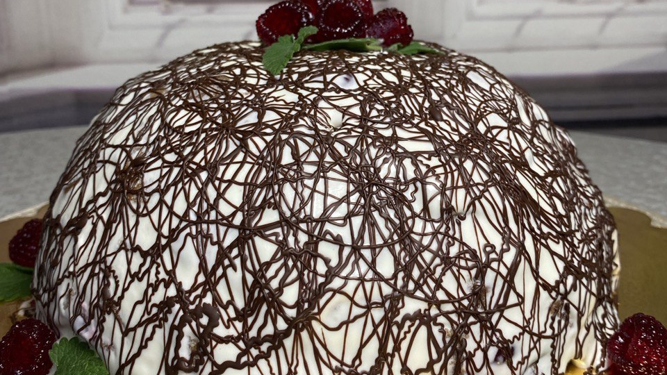 Вкусный торт с вишней и абрикосами.