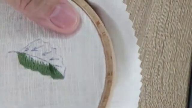 Вышиваем гладью крупные листья