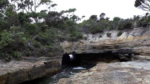 Тасмания. Морской тоннель в скале. Blowhole – одно из самых эффектных мест полуострова Тасман.