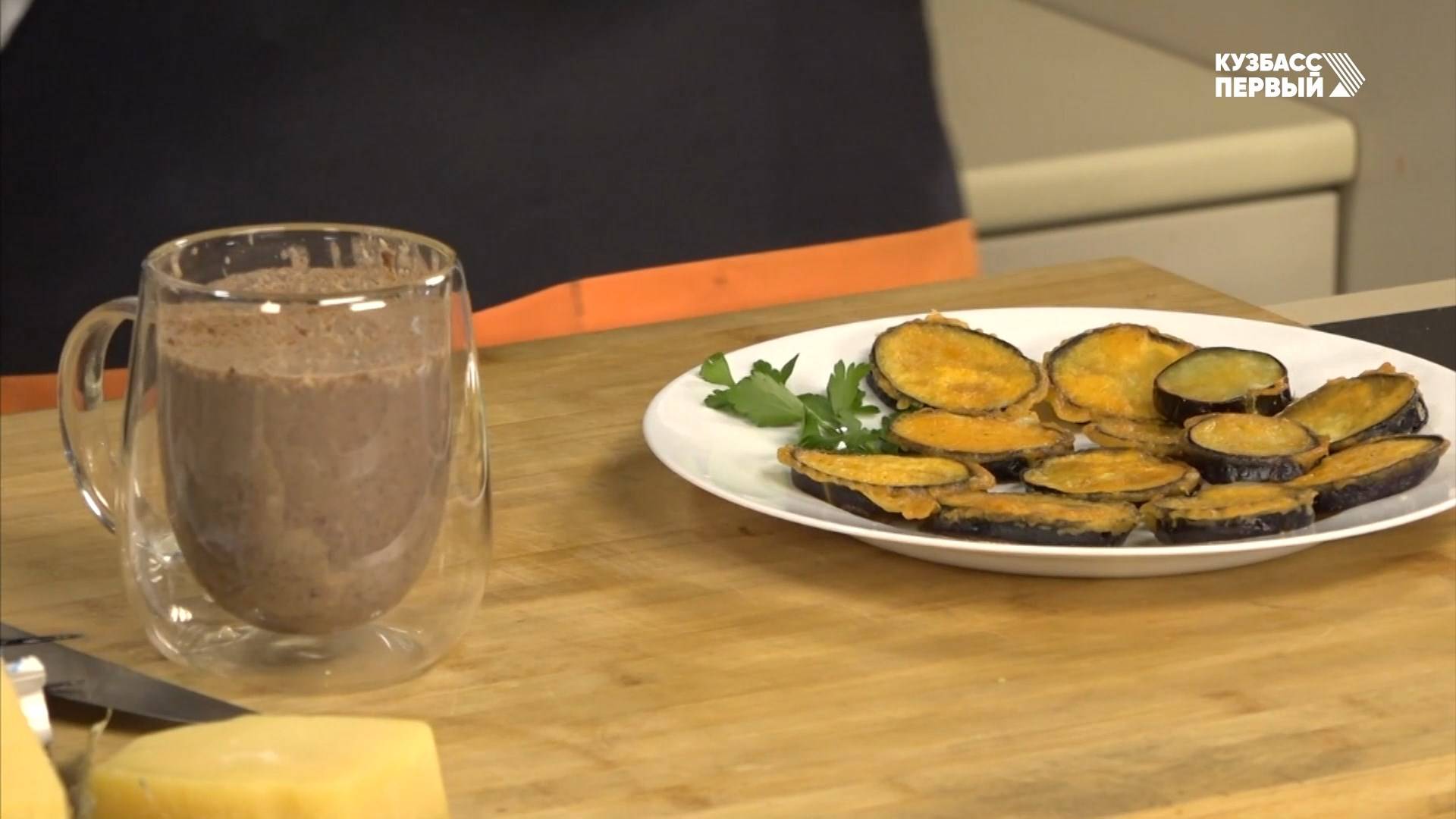 Готовим с Дикраном. Баклажан в кляре по-гречески и шоколадный коктейль с авокадо хлопьями и семенами