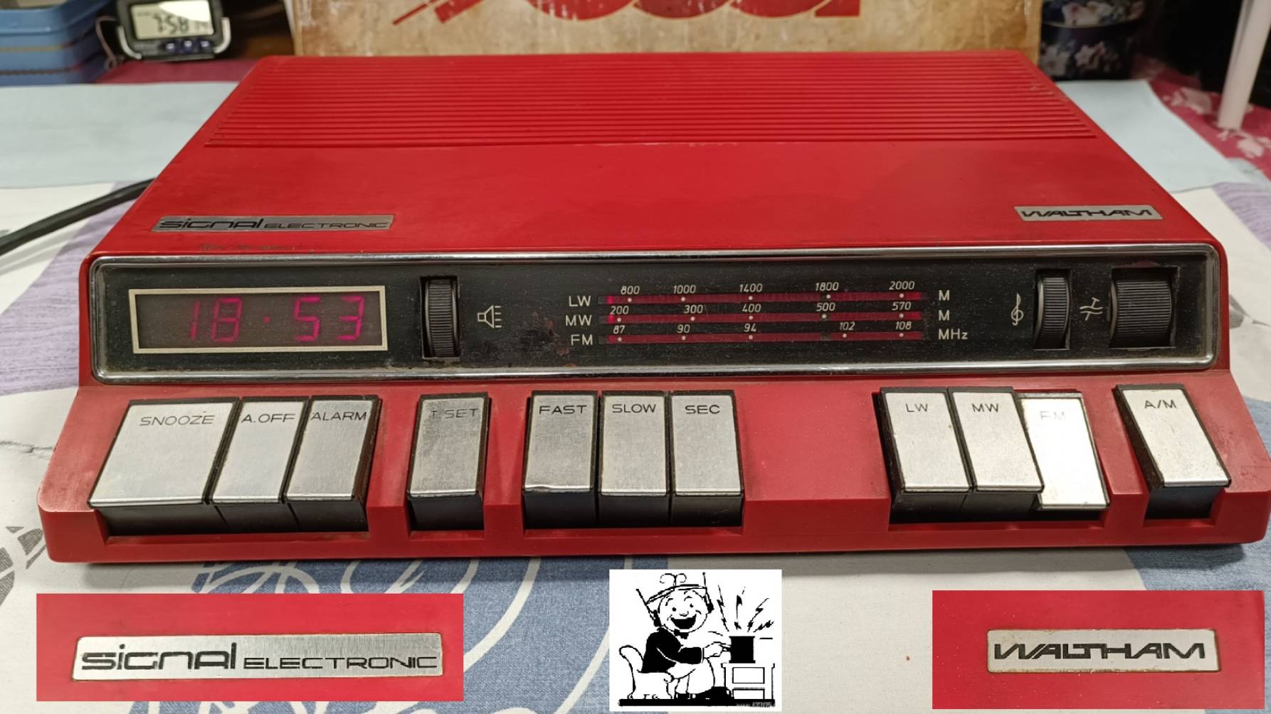 Редкий радиоприёмник . WALTHAM Signal electronic . Обзор с разборкой .