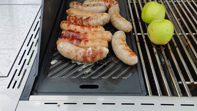 Купаты и яблоки на гриле