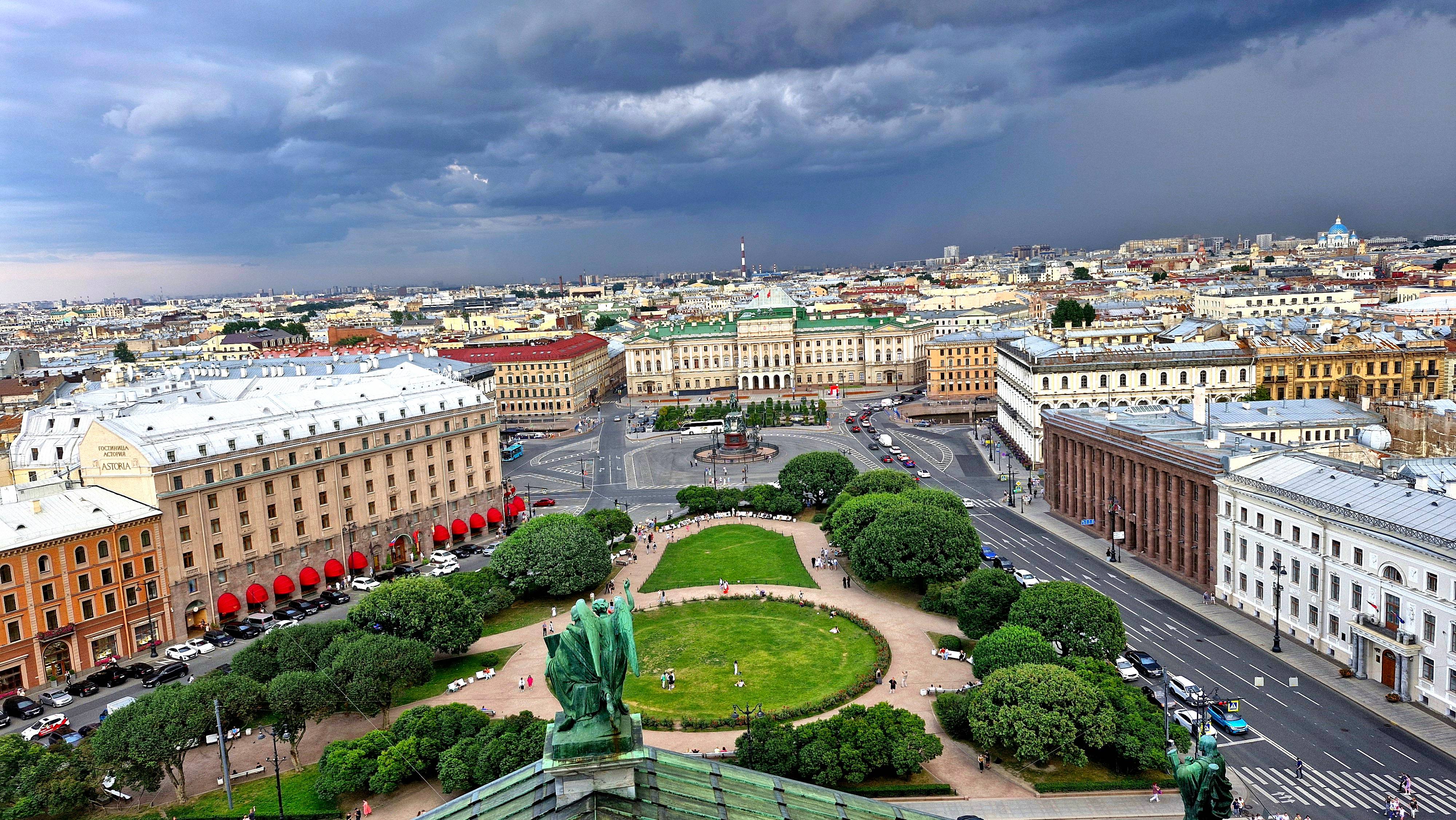 Забрались на колоннаду Исаакиевского собора.