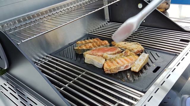 Чавыча на планче газгриль