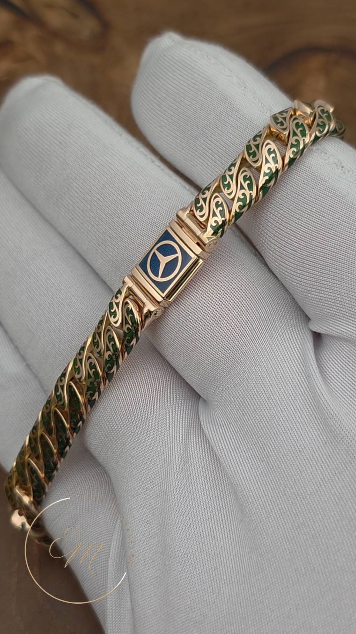 Золотая панцирная цепь с узорами на ювелирной эмали