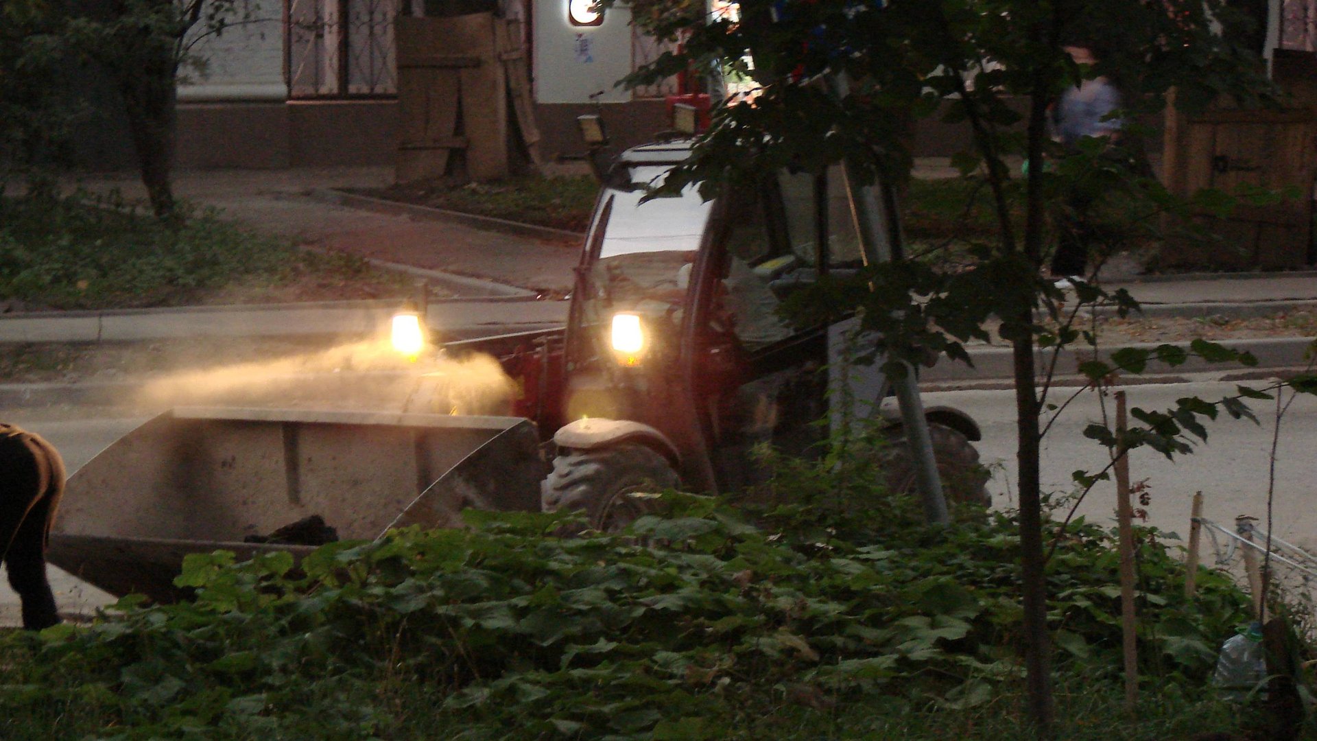 Под окном 2025 сент 02 - окт 01 бордюры асфальтирование