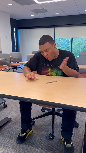 Крутая мелодия на столе с помощью карандашей!