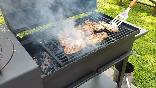 Стейки карбонат на решётке угольного гриля