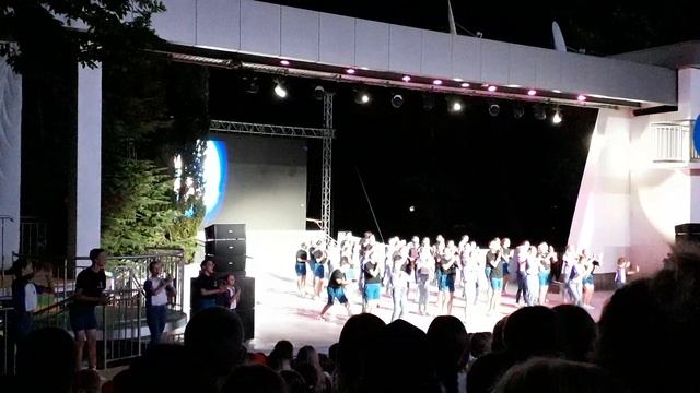 "Выше облаков", поют песню вожатые детского лагеря Звёздный для своих любимых "звёздных детей"