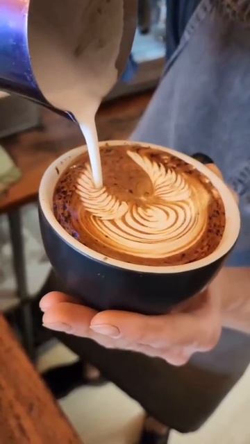 Рисуем на кофейной пене. 14 Лебедь