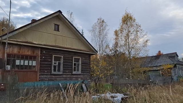 Вид на дом с центральной улицы поселка и вид из окон дома